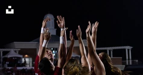 빨간색과 흰색 반바지와 운동화를 신고 점프하는 여성 3명 사진 Unsplash의 무료 대학교 이미지