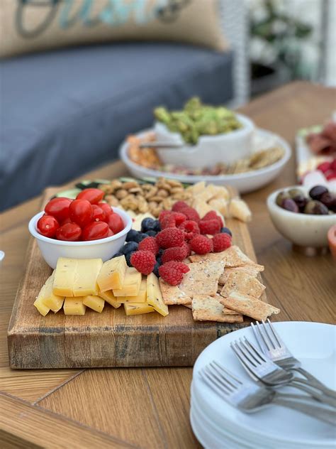 집 밖의 견과류 계절 꽃 꽃꽂이 녹색 포도 러스틱 레이스 식탁보 무화과 미식가 바구니 밝은 빈티지 스타일