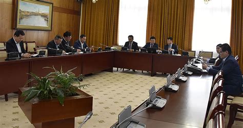 Төрийн албан хаагчдын цалинг нэмэхгүй нэг удаад 300 мянган төгрөг олгоно