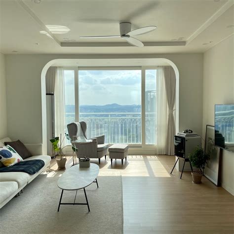 거실의 내력벽 아치 게이트와 눈부신 채광이 아름다운 집 라이프스타일 슈퍼앱 오늘의집