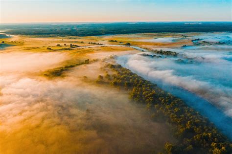 새벽동안 안개가 낀 아름다운 여름 풍경의 공중 보기 봄에 안개 풍경의 무인 항공기에서 사진 일출 동안 착륙하는 최고 전망 자연에서 이른 아침 안개 낀 날씨 0명에 대한 스톡