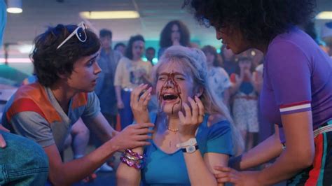 Stranger Things El Doloroso Aparato Que Iba A Tener Angela — Rockandpop