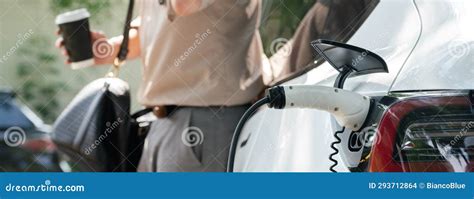 Jonge Man Zet Ev Lader Op Om Batterij Elektrische Auto Op Te Laden Passend Stock Foto Image