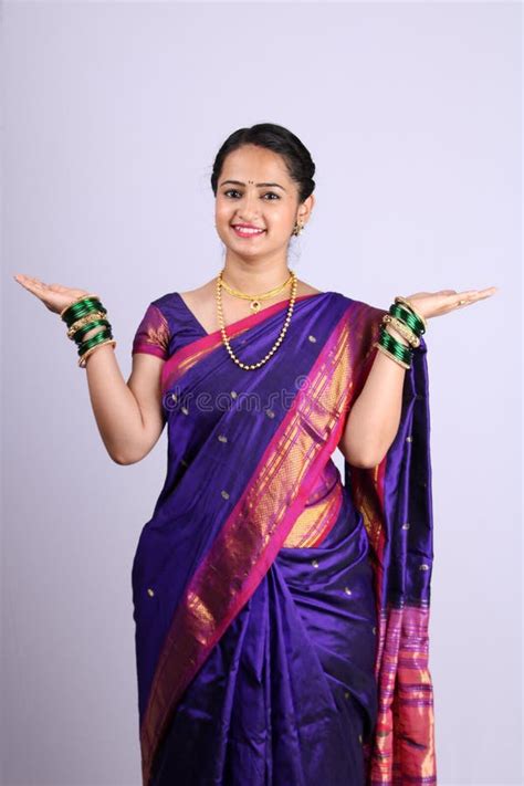 Schöne Indische Frauen Die Den Saree Zeigt Handzeichen Dem Lächeln