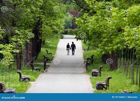 Caminata En Un Parque De La Ciudad Foto De Archivo Imagen De Caminar