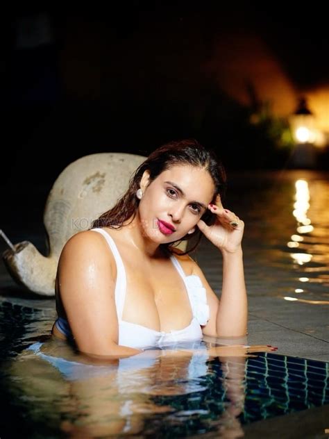 Sensuous Neha Malik Busty Cleavage In A White Strapless Swimsuit Bikini