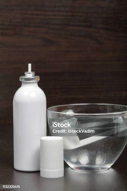 호흡 기관의 치료를 위한 흡입기 캔과 캡 화이트 스프레이 팁은 건조에서 물에 담가 어두운 표면에 건강관리와 의술에 대한 스톡 사진 및 기타 이미지 Istock