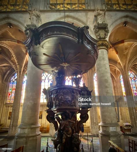 Sablon의 축복받은 성모 교회의 마호가니 색 바로크 양식의 강단은 1697 년 Marc De Vos에 의해 만들어졌습니다 0명에 대한 스톡 사진 및 기타 이미지 Istock