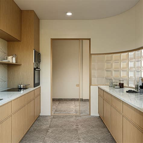 Contemporary Spacious Kitchen Cabinet Design With Wooden Cabinets