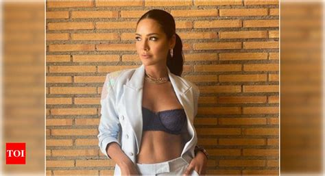 Esha Gupta Looks As Stylish As Ever In Her Latest Insta Picture Hindi