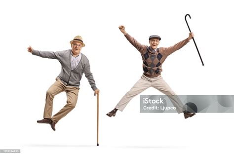 걷는 지팡이 점프와 두 행복 한 노인남자의 전체 길이 초상화 점프에 대한 스톡 사진 및 기타 이미지 점프 컷아웃 할아버지 Istock