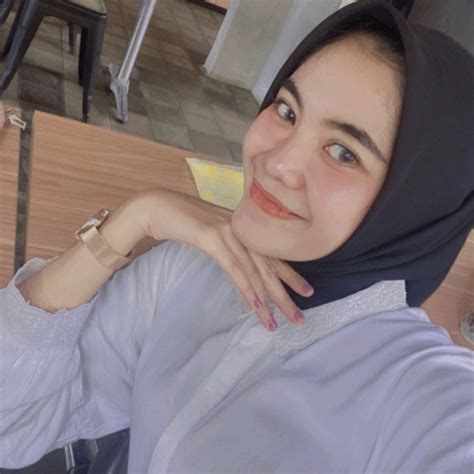 Fika Ayuningtyas Putri Public Relations Intern Di Meja Kantor