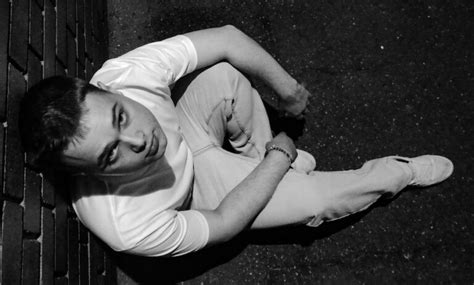 Noah Bates Confronts Heartbreak With Arena Sized Ambition In Lying Eyes