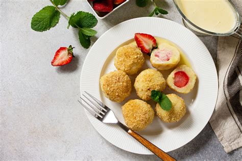 신선한 딸기를 곁들인 코 티 지 치즈만 두 신 꿀 소스와 함께 제공 밝은 돌 테이블에 맛 있는 여름 디저트 평면도 플랫 레이 배경 복사 공간 0명에 대한 스톡 사진 및 기타