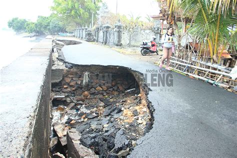 Gelombang Pasang Rusak Senderan Pantai Dan Jalan Koran Buleleng