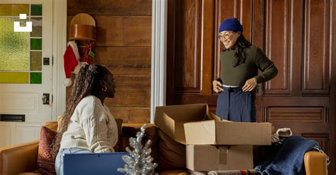 테이블에 앉아 있는 사람들의 그룹 사진 Unsplash의 무료 친구 이미지