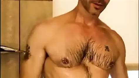 澳大利亚肌肉发达的jock johnny抚摸他勃动的鸡巴 xHamster