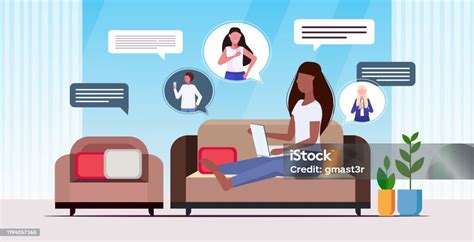 여자 를 사용 하 여 노트북 컴퓨터 채팅 애플 리 케이 션 소셜 네트워크 음성 채팅 버블 통신 개념 소녀 앉아 소파 현대 거실 인테리어 전체 길이 수평 노트북에 대한 스톡