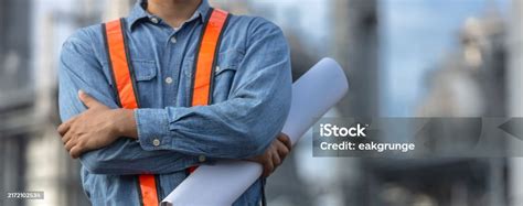 청사진 팔짱을 끼고 있는 아시아 노동자 발전소 공장의 초상화 안전 유니폼 헬멧을 착용 한 엔지니어 남자 전기 발전기 수리 작업 노동자 석유 화학 에너지 30 34세에 대한