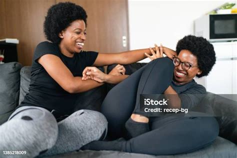 흑인 인종 여성 쌍둥이 이야기 하 고 집에서 거실에서 함께 그들의 시간을 즐기고 쌍둥이에 대한 스톡 사진 및 기타 이미지 쌍둥이 여자 25 29세 Istock