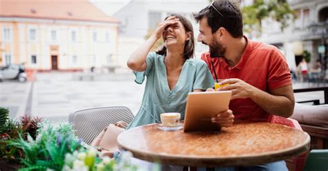 태블릿을 사용하여 행복한 포옹 커플 카페에서 웃고 이야기 사진 Unsplash의 웃음 이미지