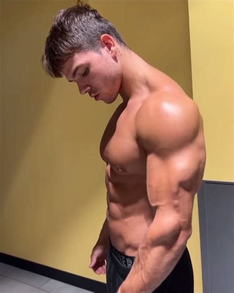 Muscular YO Flexes Ripped Body ThisVid