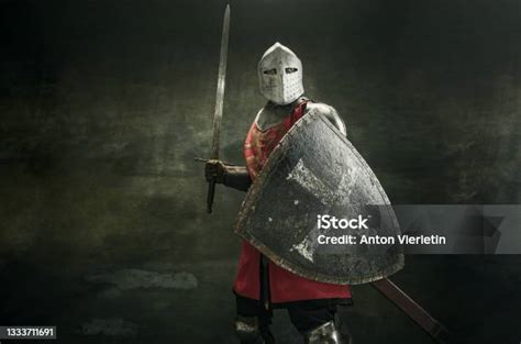 갑옷과 헬멧에 방패와 칼을 가진 한 메데이발 전사 또는 기사 기사 사람의 역할에 대한 스톡 사진 및 기타 이미지 기사 사람의 역할 방패 중세 Istock