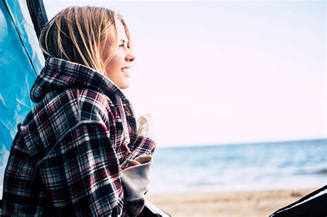 밖에 서 아름 다운 젊은 금발의 여 자가 자유와 여름에서 휴가 여가 시간을 즐기고 자신 포옹 바다의 파도 근처 해변에 대체 휴가 대 한 무료 캠핑 25 29세에 대한 스톡