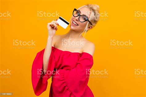 빨간 드레스를 입은 매력적인 소녀는 노란색 배경에 은행에 대한 레이아웃과 신용 카드를 보유하고 18 19세에 대한 스톡 사진 및 기타 이미지 Istock