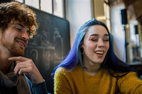 현대 파란 머리 여자와 빨간 머리 남자 친구 레스토랑 라운지에서 Tiime 함께 즐길 현대 우정 관계 개념 2명에 대한 스톡 사진 및 기타 이미지 Istock