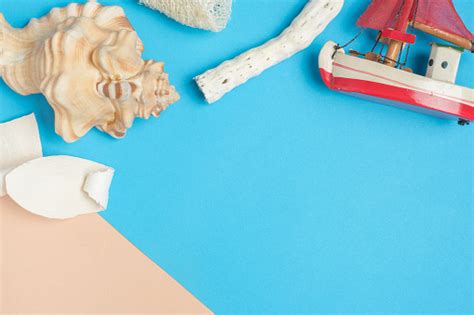 여름 개체 껍질의 세트 보트 산호 불가사리와 파스텔 베이 지와 파란색 배경에 모래 휴일 휴가 배경 막 제품 또는 콘텐츠 디자인의 디스플레이 대 한 공간을 복사 합니다 개인