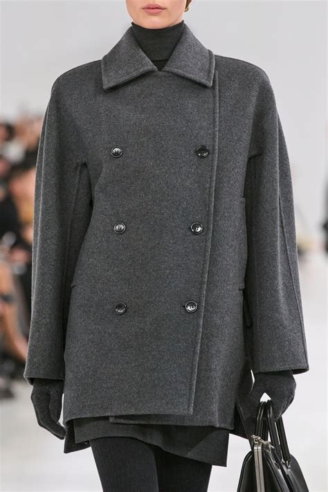 Max Mara穿越時空書寫現代愛情故事！max Mara 2024秋冬亦剛亦柔的「鬆弛感穿搭」提案