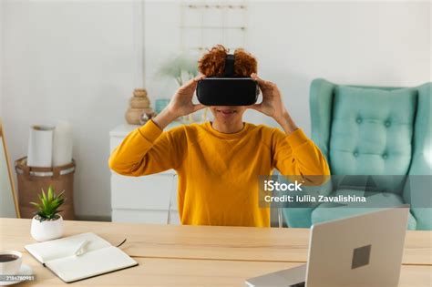 아프리카 계 미국인 젊은 여성이 집에서 가상 현실 메타버스 Vr 안경 헤드셋을 사용하여 착용하고 있습니다 가상 현실 헬멧에 Vr 경험 중 공기를 만지는 소녀 시뮬레이션 하이
