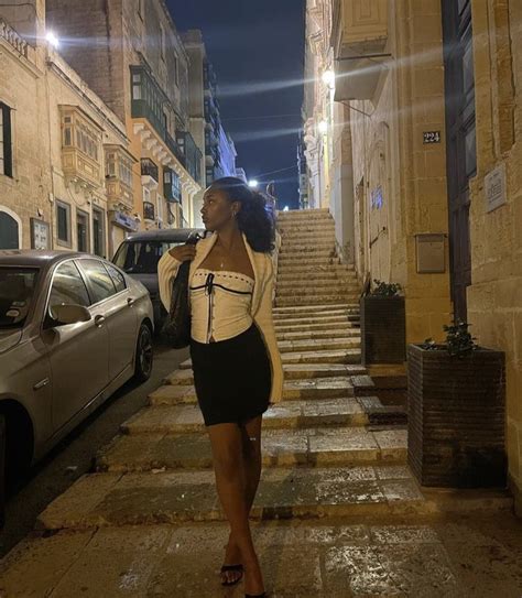 Pin By Tep On Selfie Poses Black Mini Skirt Selfie Poses Mini Skirts