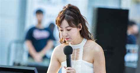 [포토] 오버워치 Apex 시즌3 결승 분석 데스크 방송 중인 정소림 캐스터