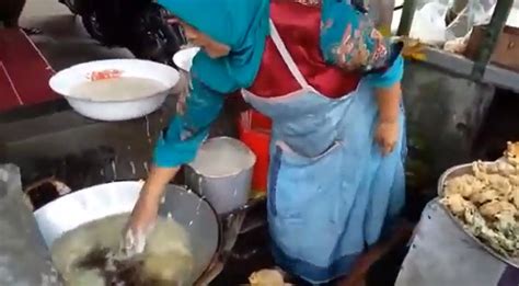 Viral! Emak-emak Kebal Minyak Panas, Goreng Bakwan Pakai Tangan : Okezone News
