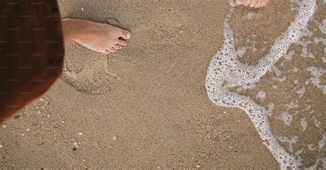 평온한 힙스터 커플은 맨발로 해변 탑 뷰에 서 있습니다 물 거품에 발 여름 방학 고요한 순간 마음 챙김 해변에서