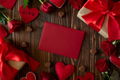 나무 배경에 선물 상자 마음과 장미엽서 발렌타인 어머니의 날과 생일 축하 개념 공간을 복사합니다 맨 위 보기입니다 0명에 대한 스톡 사진 및 기타 이미지 Istock