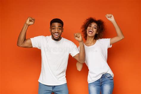 Gelukkige Emotionele Zwarte Man En Vrouw Die Van Succes Samen Genieten