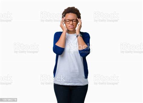 젊은 아름 다운 아프리카계 미국인 여자에 안경을 쓰고 머리에 통증에 대 한 머리에 손으로 배경 고립 때문에 스트레스 편두통 고통 걱정하는에 대한 스톡 사진 및 기타 이미지