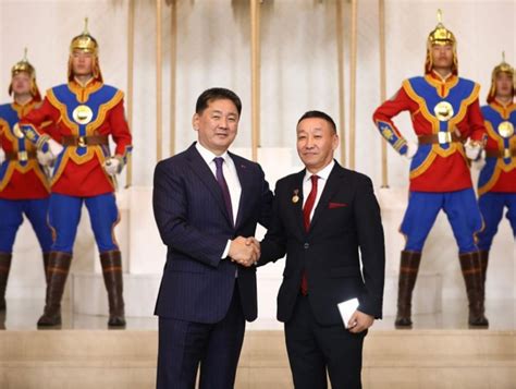 Ерөнхийлөгч У Хүрэлсүх зарлиг буулган нэр бүхий эрхмүүдэд төрийн дээд цол одон медаль хүртээлээ