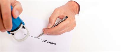 스탬핑 및 서명 문서 클로즈업 서명 공간을 통해 남성 손 텍스트 복사 공간이배너 거래자에 대한 스톡 사진 및 기타 이미지 거래자 계약서 공증인 Istock