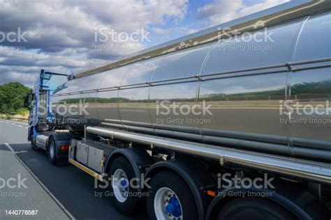 시골의 빈 도로에서 운전하는 반짝이는 반사 은색 가스 배럴이 있는 탱크 트럭 0명에 대한 스톡 사진 및 기타 이미지 0명 강철 거리 Istock