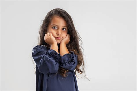 흰색 스튜디오 배경 에 고립 된 아름다운 파란색 드레스에 하나의 귀여운 백인 유치원 소녀의 반 길이 초상화 4 5세에 대한 스톡 사진 및 기타 이미지 Istock