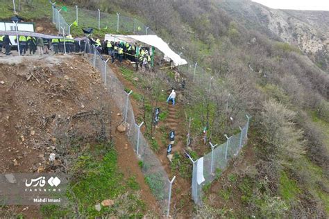 تصاویر حضور خانواده‌های مرحوم رئیسی و آل هاشم در محل سقوط بالگرد در