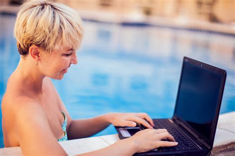 여자는 시간을 보내고 휴식을 취하고 수영장에서 노트북으로 작업합니다 사람 여름 및 휴가 개념 공기 주입에 대한 스톡 사진 및
