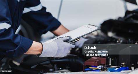 차고에서 자동차의 엔진에 작업 전문 정비사 자동차 수리 서비스 Diy에 대한 스톡 사진 및 기타 이미지 Diy Motor