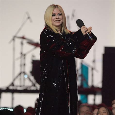 アヴリル・ラヴィーン、トップレスで乱入した環境活動家に「出ていけ、ビッチ」 カルチャー Elle [エル デジタル]