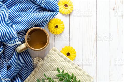 흰색 나무 배경에 파란색과 흰색 줄무늬 담요가 있는 아늑한 커피 플랫레이는 봄과 가을 프로젝트에 적합합니다 해바라기가 의도적으로 초점을 흐리게 함 0명에 대한 스톡 사진 및