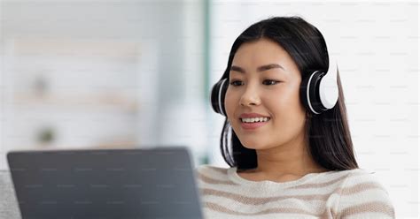 온라인 학위 집에서 노트북으로 헤드셋을 공부하는 젊은 아시아 여성 헤드폰을 끼고 Pc 컴퓨터에서 웨비나를 보고 원격 학습을 즐기고 근접 촬영 사진 Unsplash